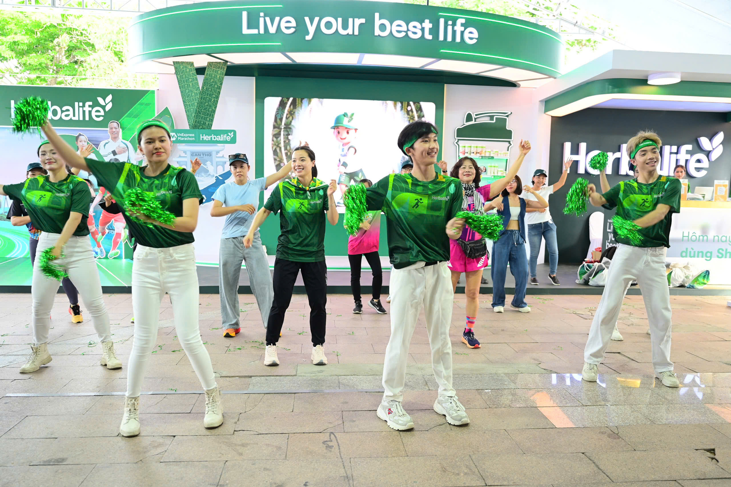 Người hâm mộ vây kín tay vợt Thùy Linh tại gian hàng Herbalife