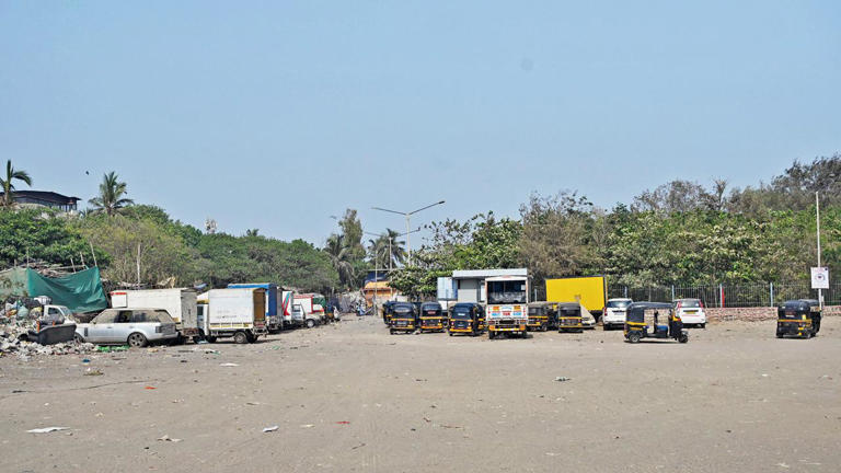 Mumbai: Illegal pay-and-park racket thrives on Juhu beach, locals allege