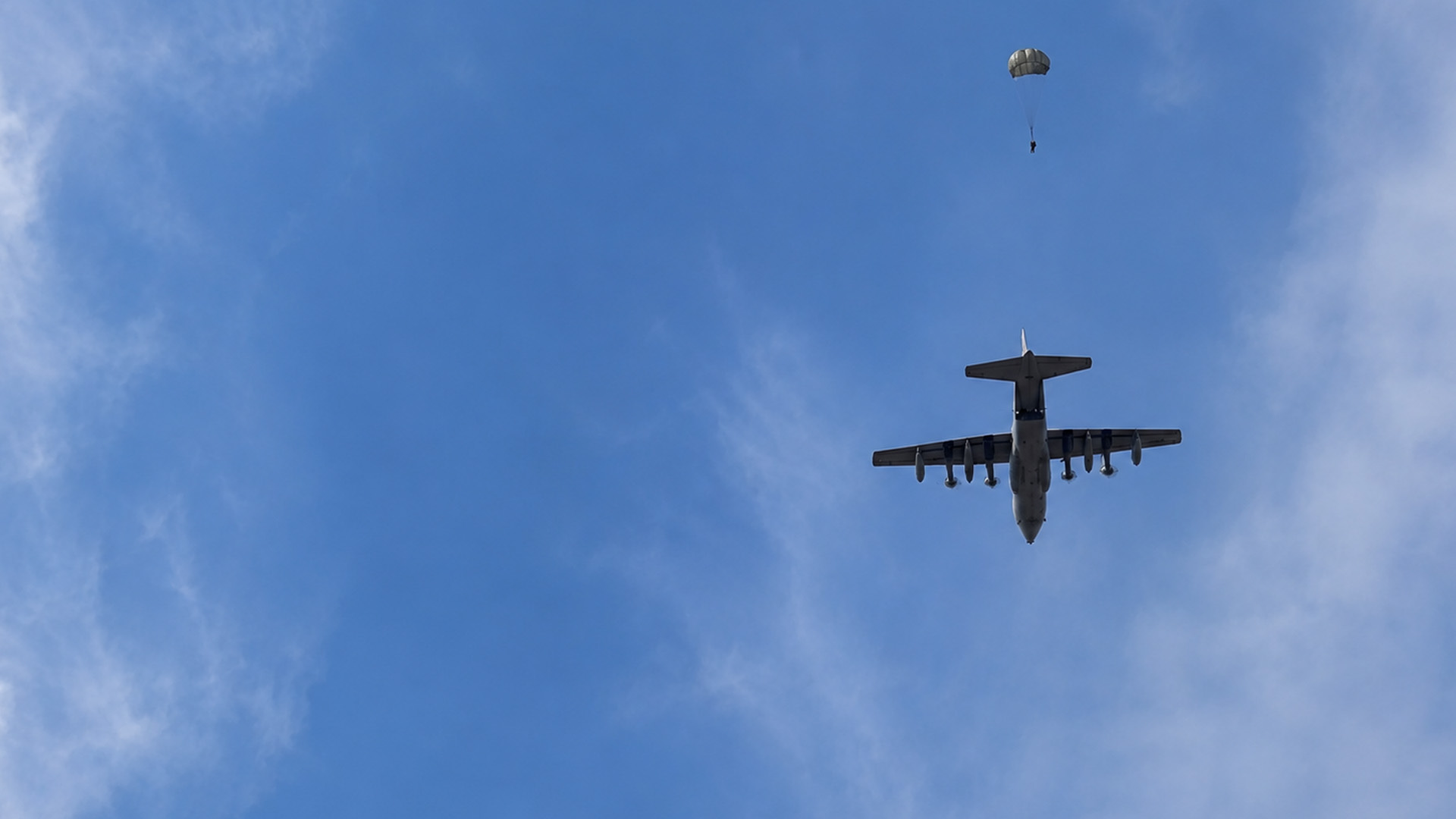 Marines train to deliver cargo from the sky