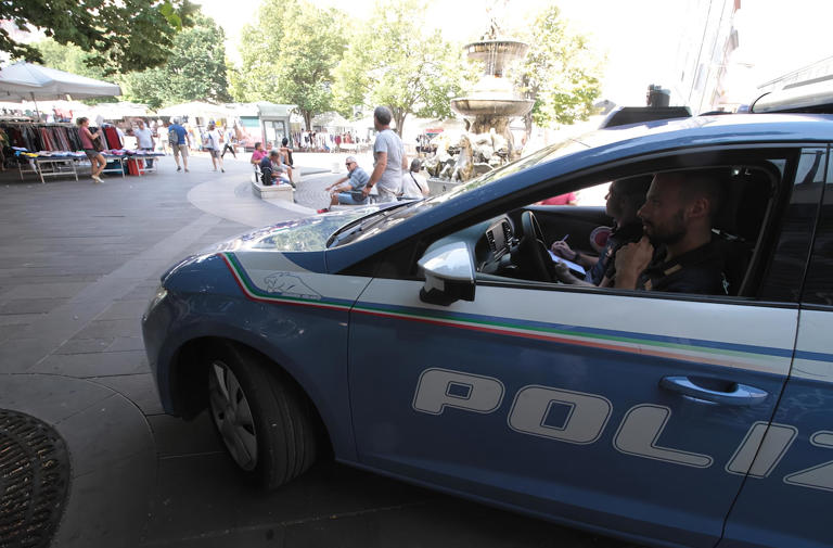 La rincorre con la forchetta per infilzarla