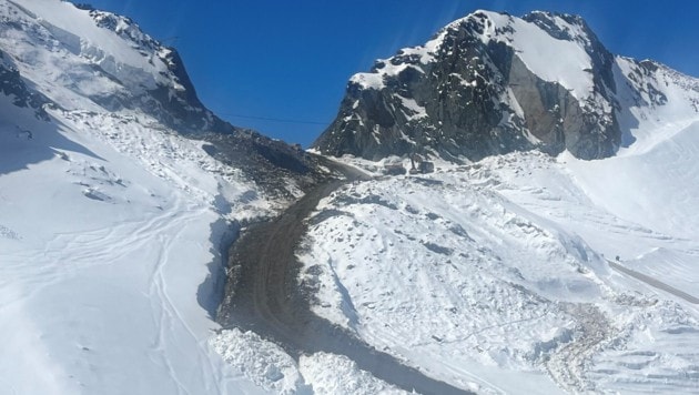 Skifahrer perplex über Baustelle am Gletscher