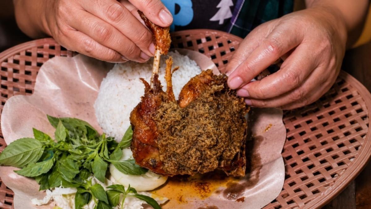 Bumbu hitamnya bikin nagih ini 5 bebek Madura favorit di Surakarta ...