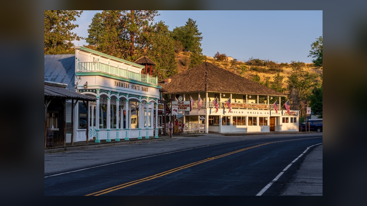 This tiny Washington cowboy town has the biggest cross-country ski ...