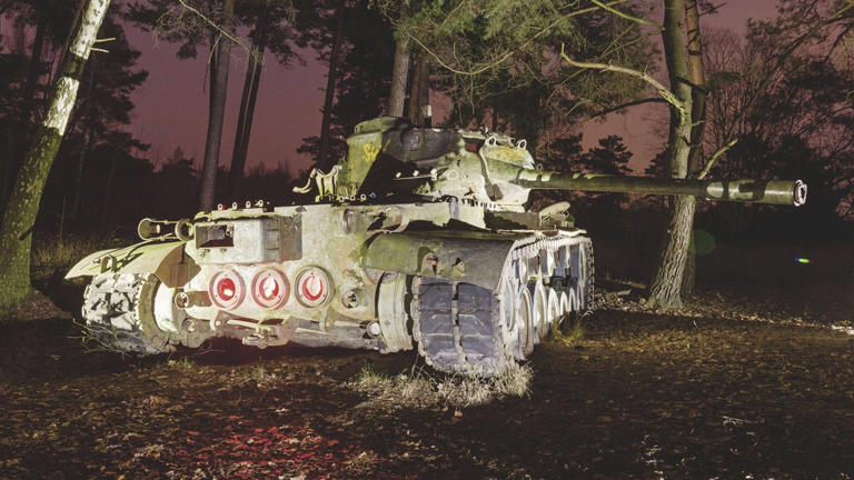 Zwischen alten Panzern und Bunkern durch den Wald spazieren