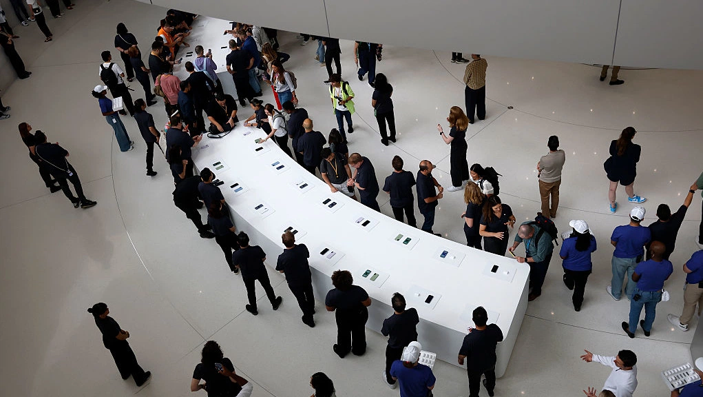 Apple’s AI camera AirPods enter final testing stage
