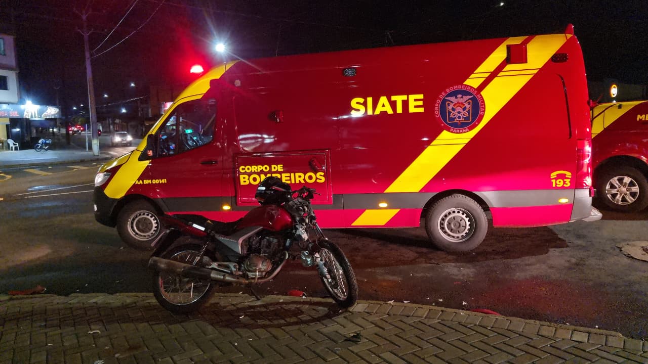 Motociclista fica ferido após bater contra canteiro e placa no bairro ...