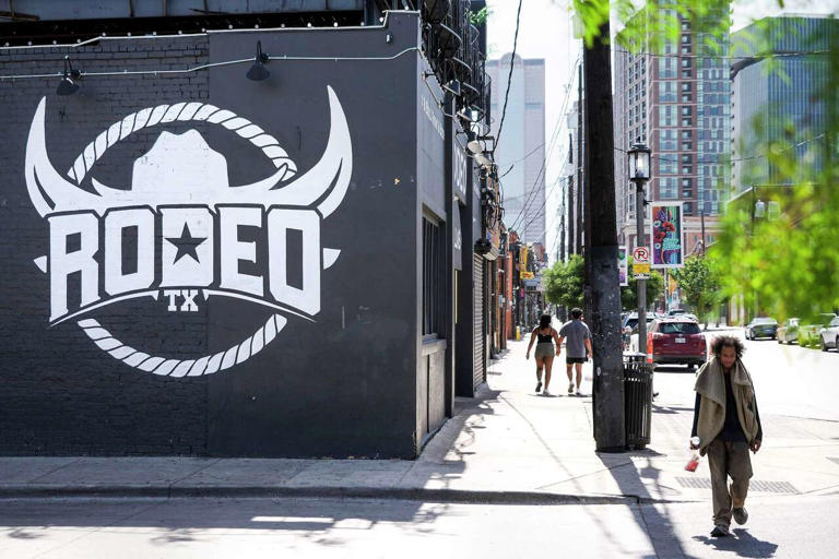 Deep Ellum nightclub suspends operations after security guard fatally shot