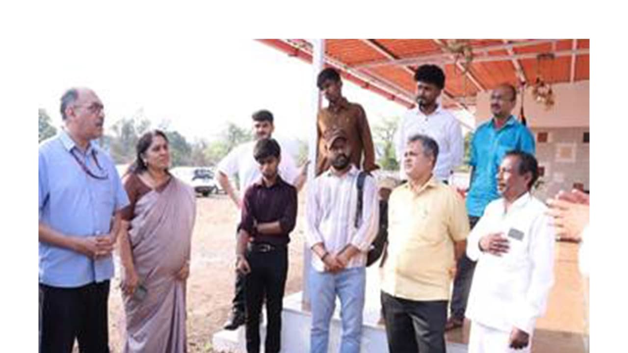 Fisheries secretary visits unique ornamental fish brood bank in Raigad