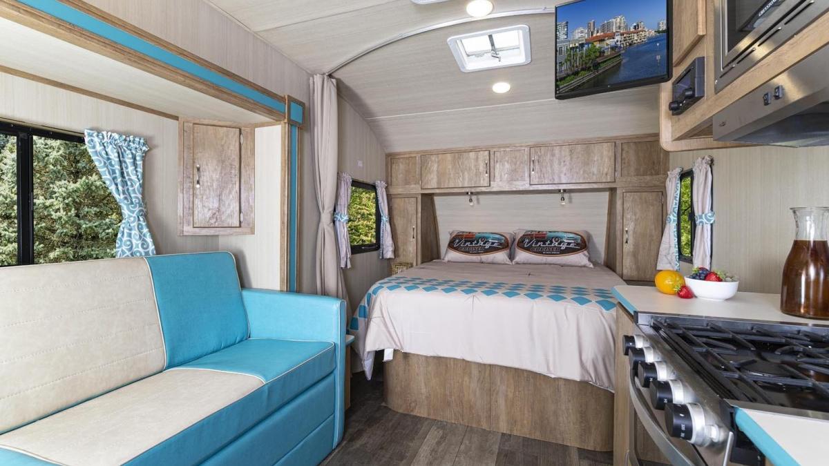 La coqueta caravana retro con un módulo extensible que aumenta el ...