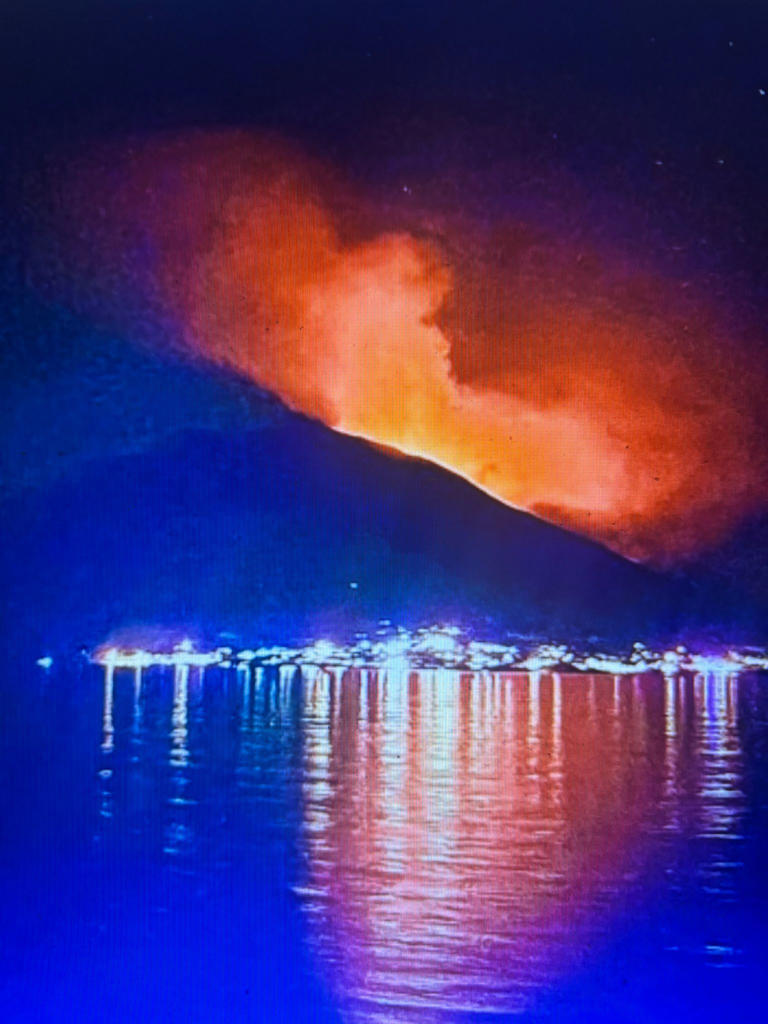 Stromboli, la magia del flusso lavico che si consegna al mare