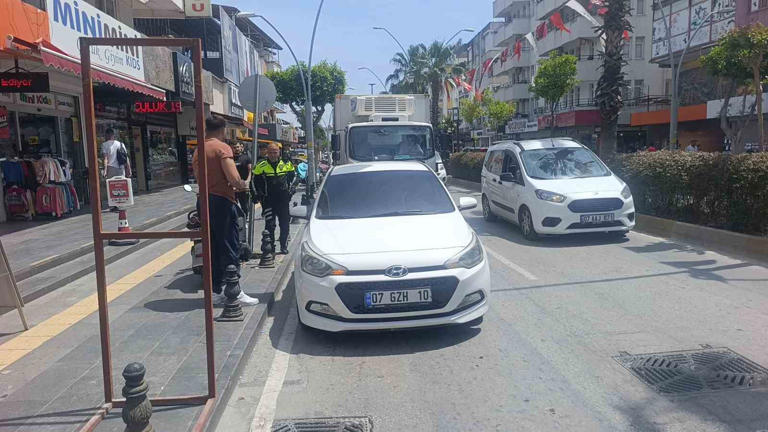 Antalya’da yaya geçidinden geçmeye çalışan Alman turistin ayağını ...