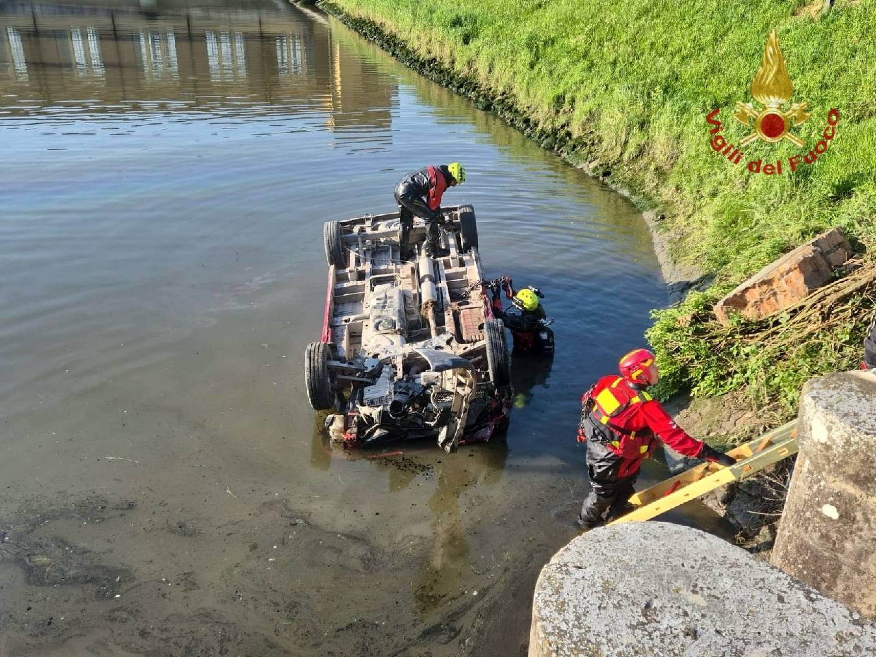 Minivan finisce dentro un canale nel Veneziano, tre morti