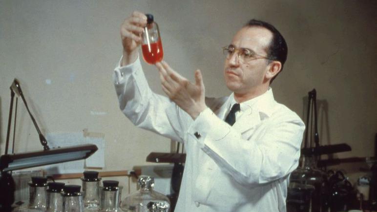 Jonas Salk, el científico que usó a su familia como conejillo de indias ...