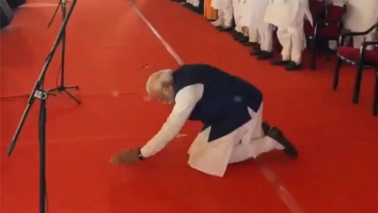 'I bow to West Bengal Jana Shakti': PM Modi kowtows before Kolkata ...
