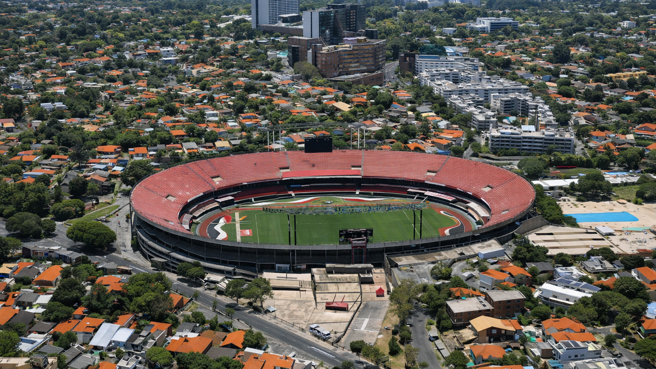 Arena de futebol de São Paulo cercada por casas da cidade