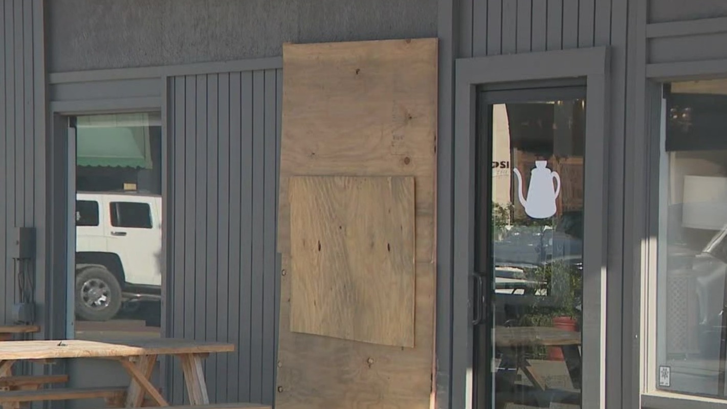 Car crashes into Fallbrook cafe days before Mother's Day