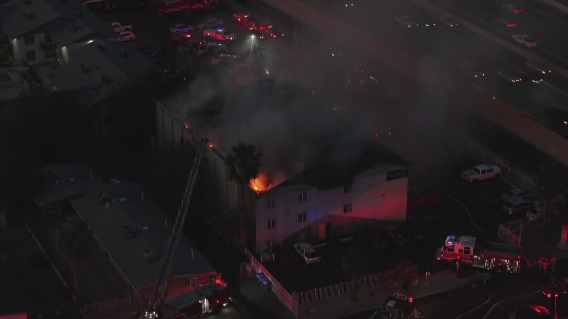 25 people displaced by Phoenix apartment fire