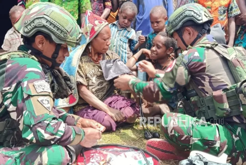 Khidmah TNI di pedalaman Papua: Pantai bersih, rumah baru, dan sumur bor