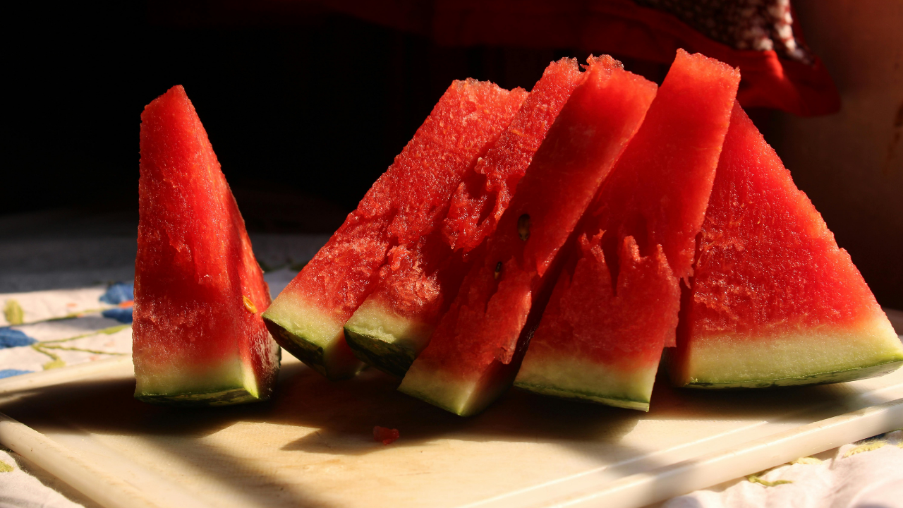 How to correctly store watermelons in summer to keep them fresh, juicy ...