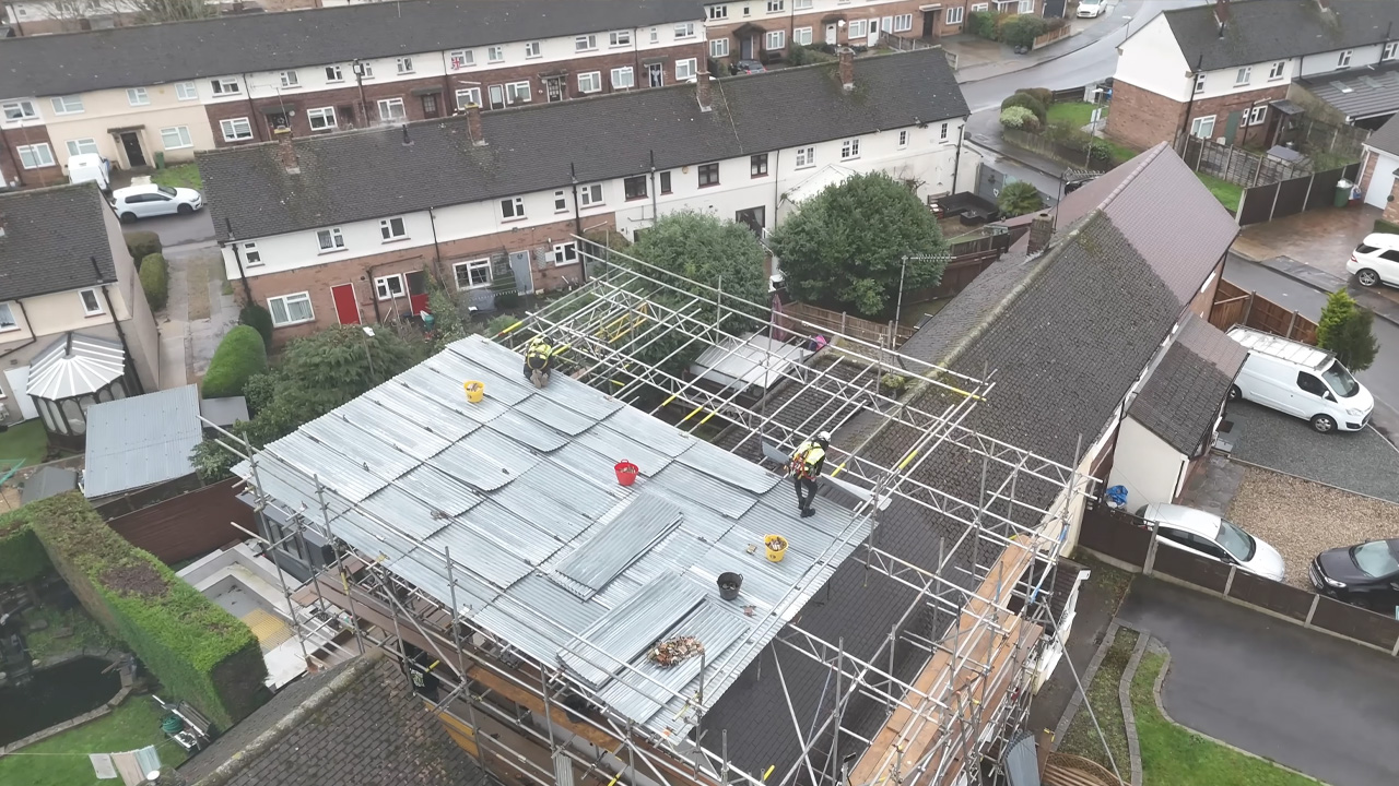 Professional scaffolding techniques for large scale house projects