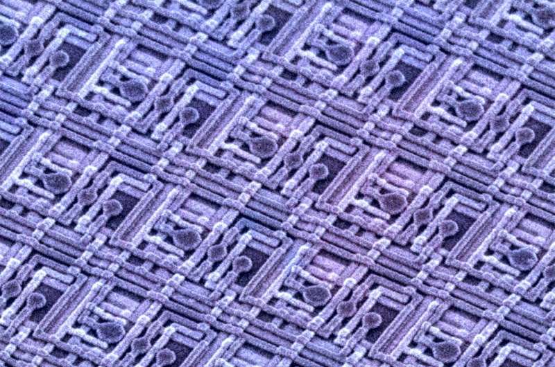 Qubits móviles alcanzan 99% de precisión en chips de silicio