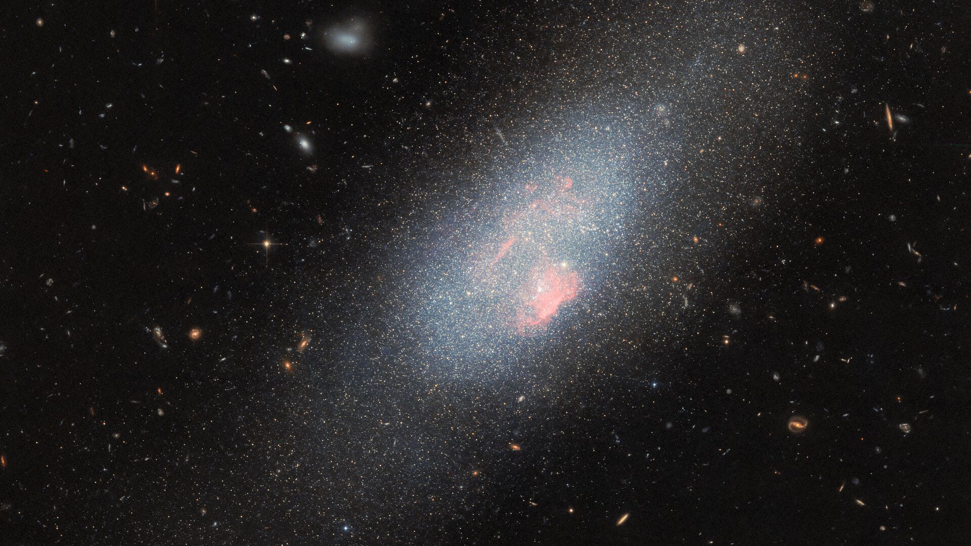 🔭 Dwarf galaxies are doomed to look alike
