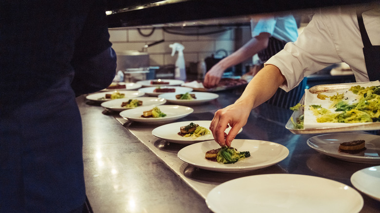 10 things restaurant employees know that customers don't