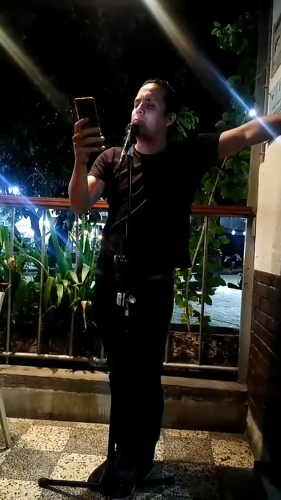 Ayer fui a leer algunos de mis cuentos y poemas a Java's Bar, en Coli...