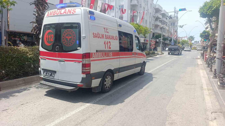 Antalya’da yaya geçidinden geçmeye çalışan Alman turistin ayağını ...