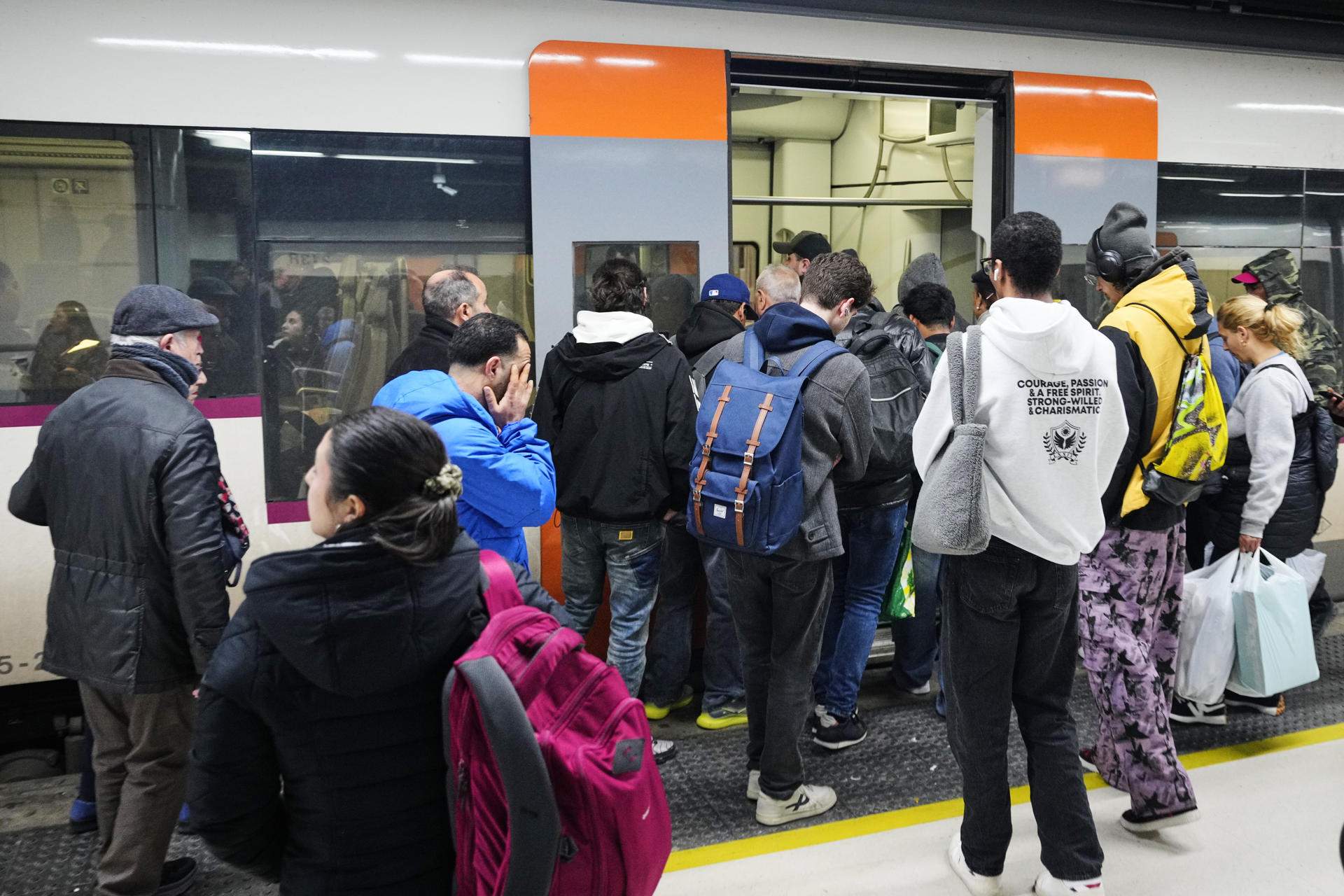 Los usuarios de Rodalies, escépticos ante las promesas de mejora del ...