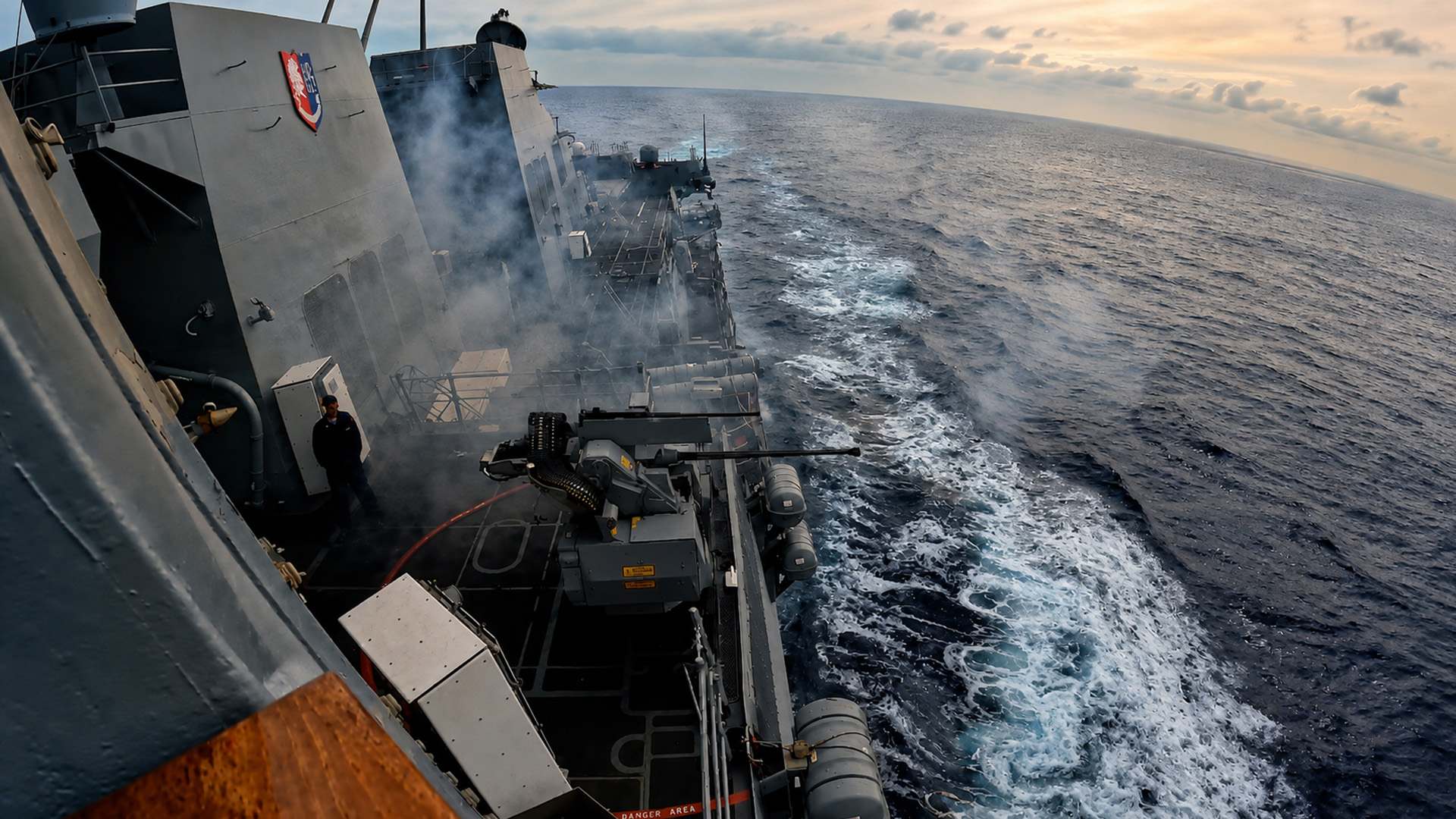 Destructor de la Armada realiza un ejercicio de armas en el mar de ...