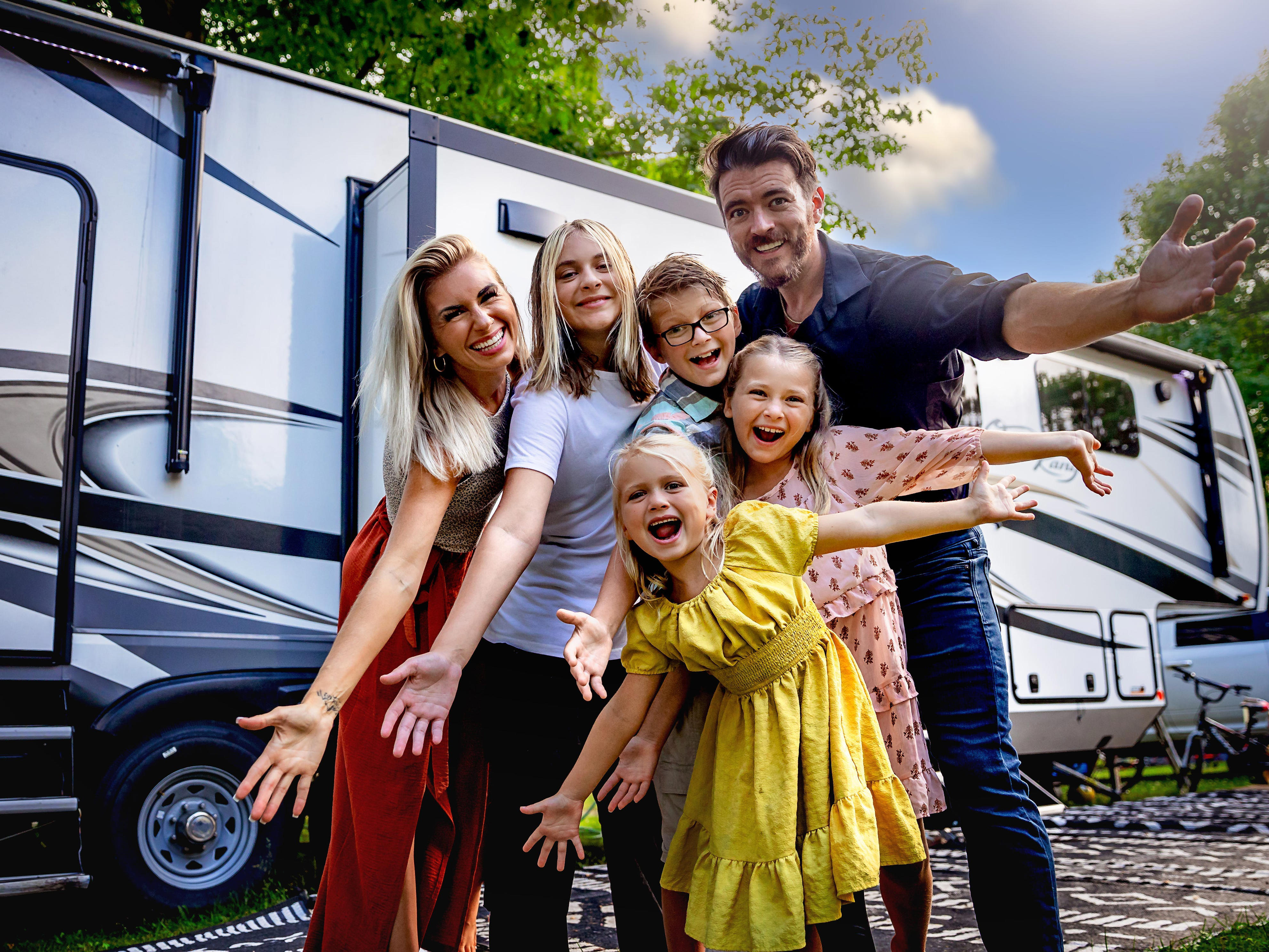 A family of 6 decided to live in an RV full-time after a health scare ...