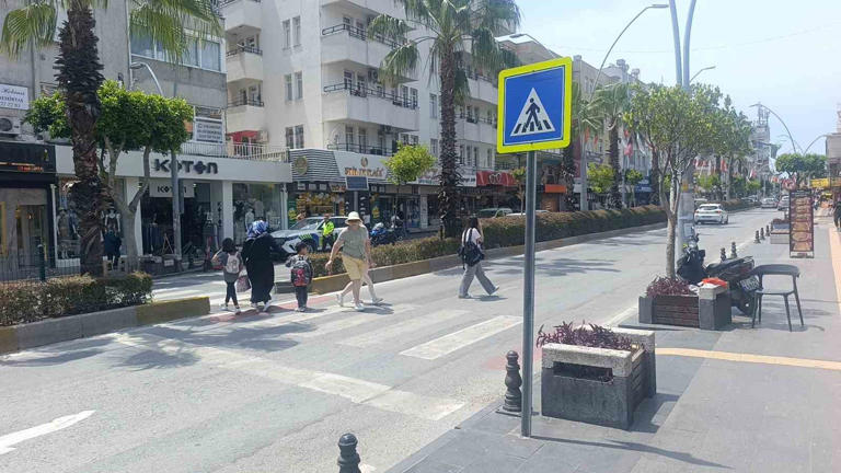 Antalya’da yaya geçidinden geçmeye çalışan Alman turistin ayağını ...