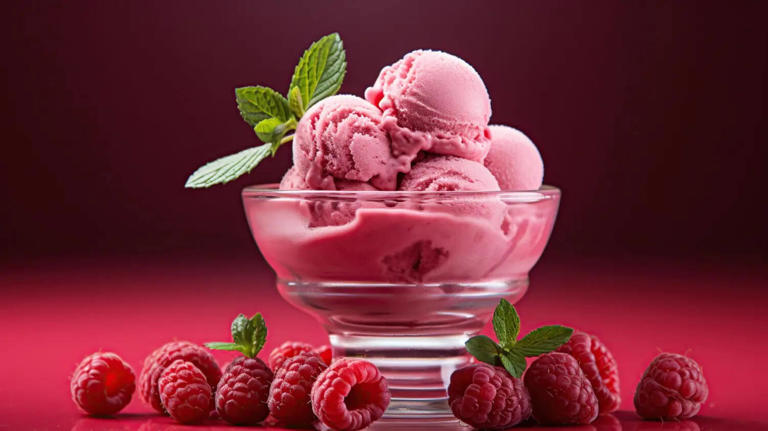 How to make raspberry ice cream at home with fresh berries