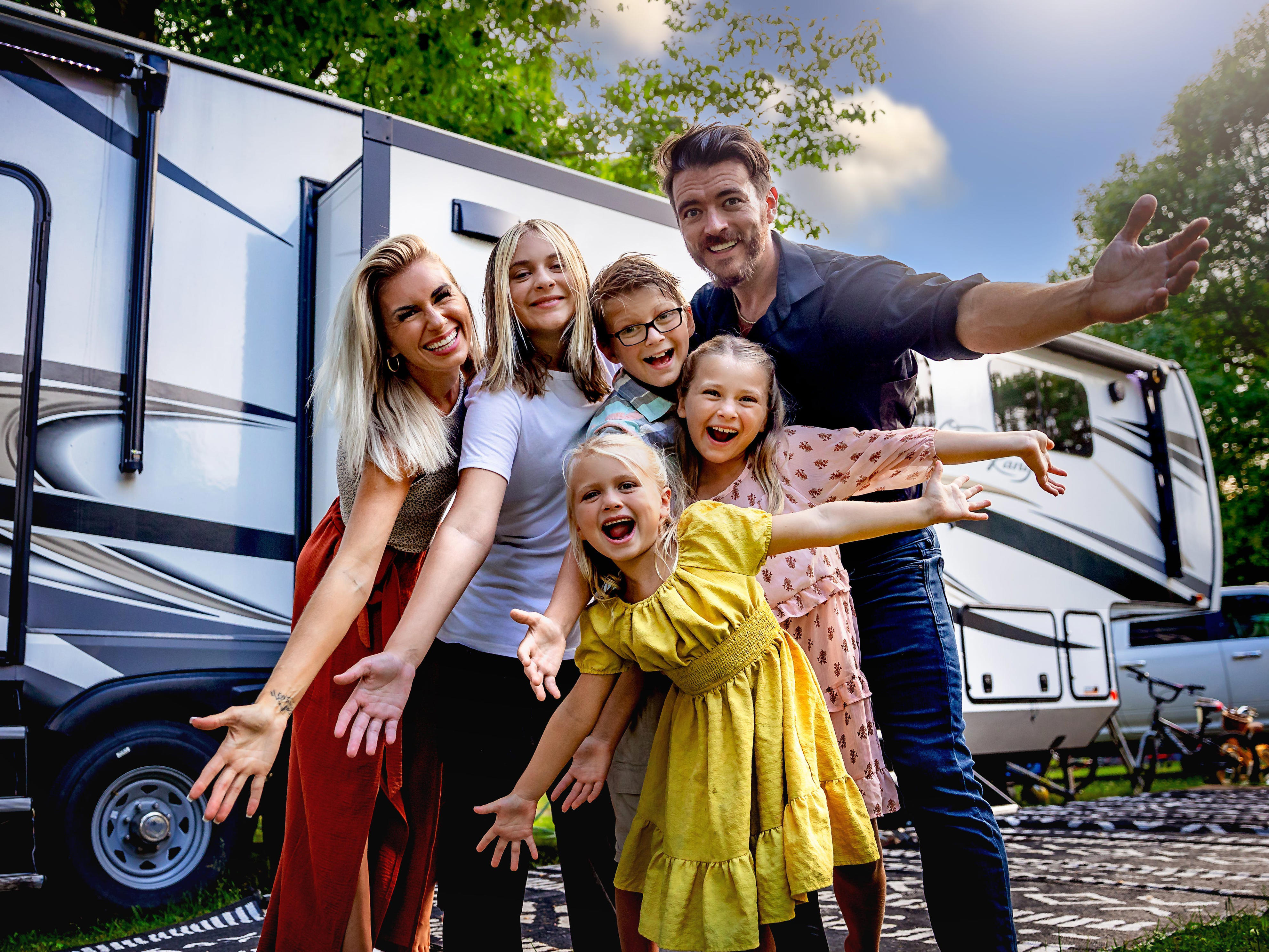 A family of 6 decided to live in an RV full-time after a health scare ...