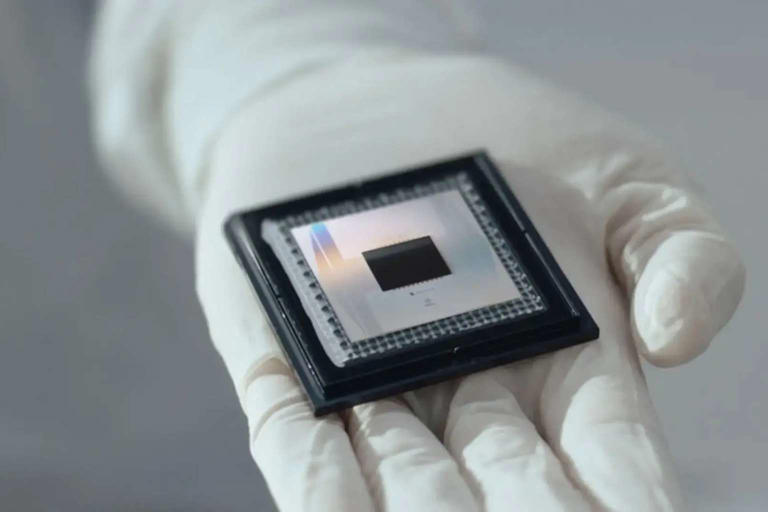Qubits móviles alcanzan 99% de precisión en chips de silicio
