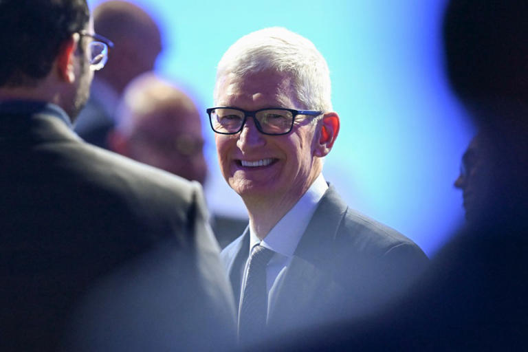 Tim Cook and Reed Hastings just showed every CEO how to leave gracefully