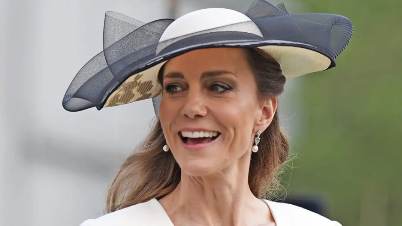 Kate Middleton, anfitriona de lujo, enamora con el look de inspiración ...