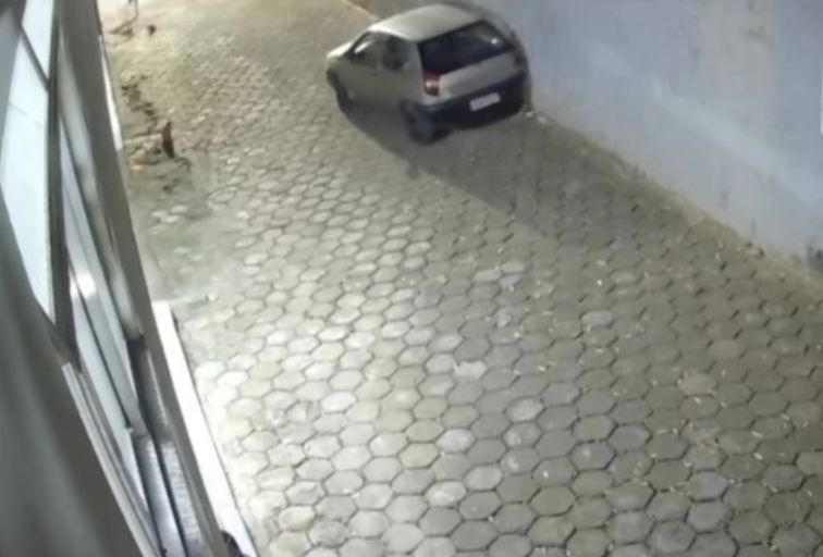 Vídeo: Carro liga sozinho ao lado de cemitério em Minas Gerais
