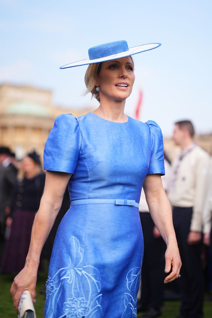 Zara Tindall reaparece de azul royal con vestido de lino y un tocado ...