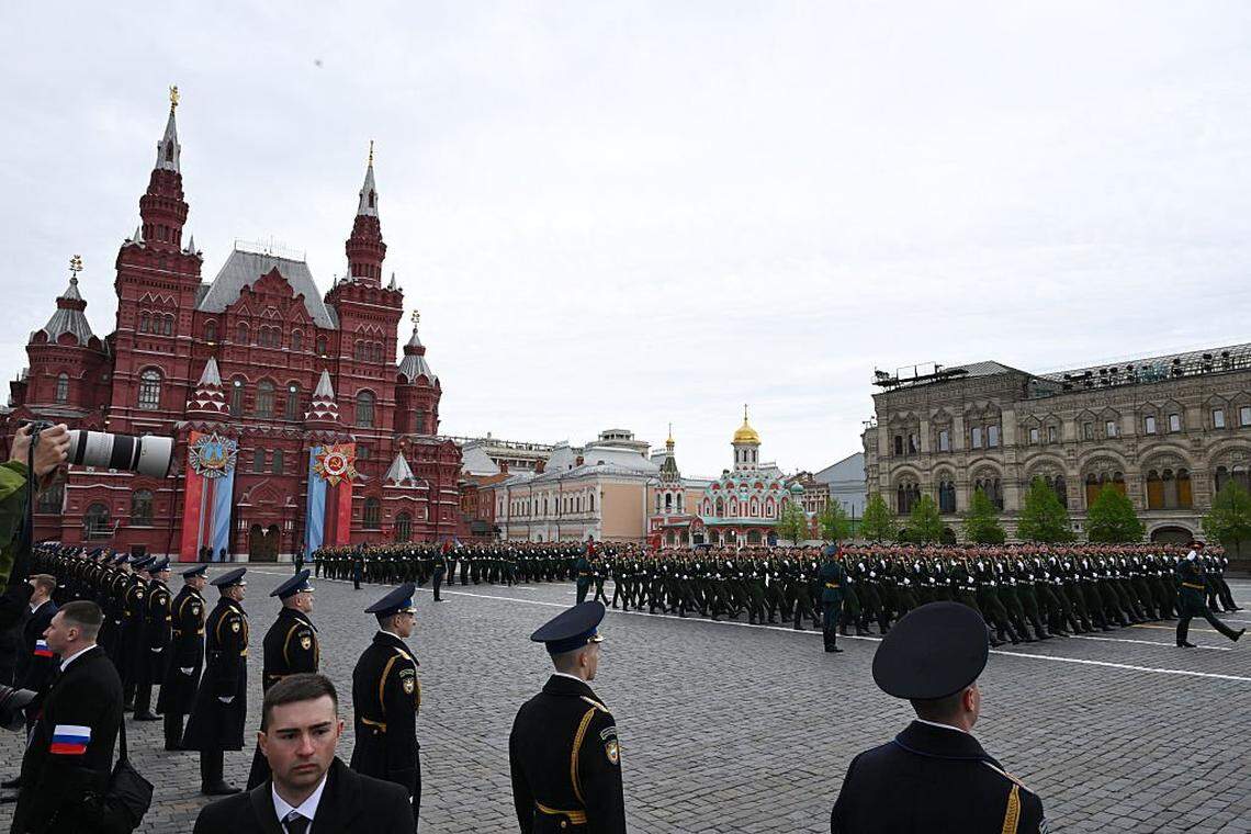 Putin sufre una dura derrota con desfile militar más descafeinado de ...