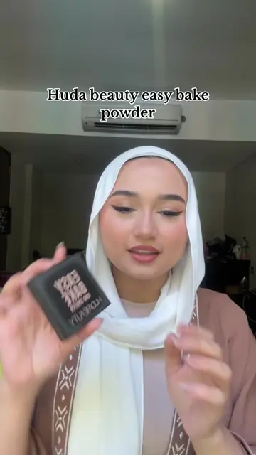 Testing Huda Beauty Easy Bake powder on my under eyes