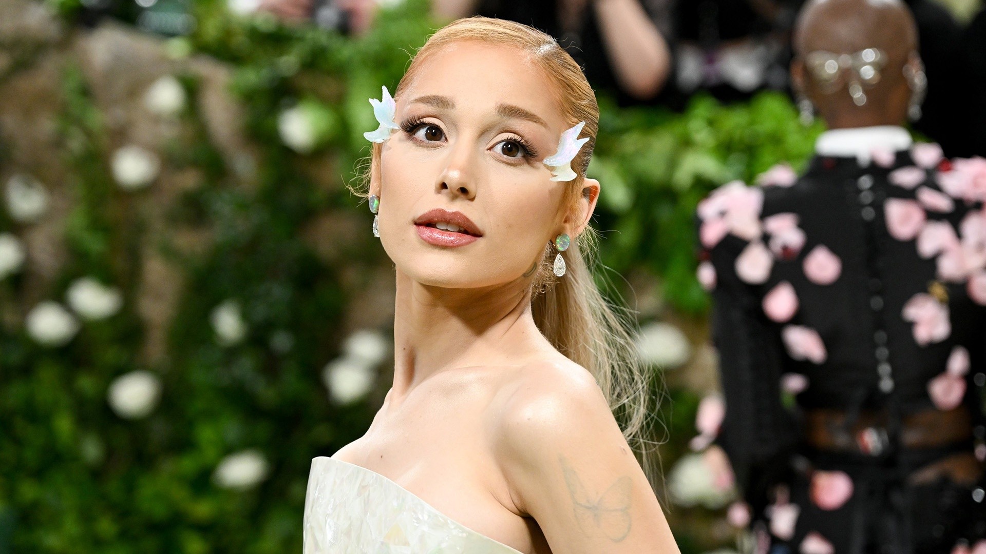 Ariana Grande announces the first single off her new album