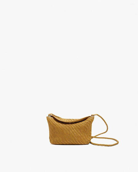 Acaba de llegar a Parfois el bolso bandolera color mostaza y con diseño ...