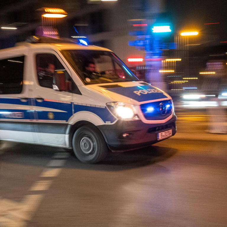 Feuer auf Parkplatz in Berlin-Lichtenberg: Mercedes nach mutmaßlicher ...