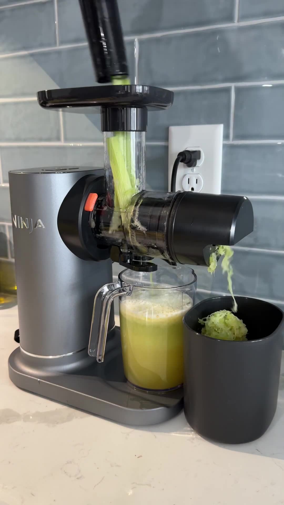 Simple juicing device reduces cleanup time for morning routines