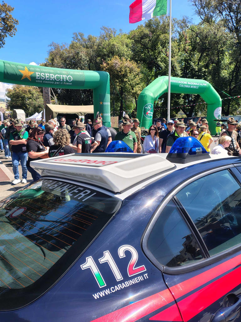 Rubano occhiali dell'esercito dalla cittadella degli alpini a Genova ...
