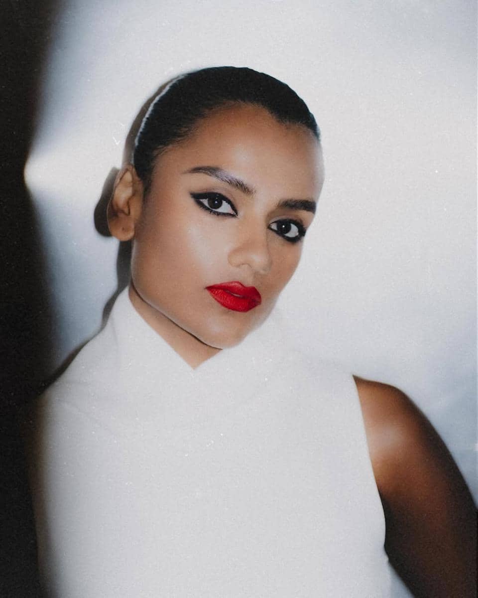 Intip makeup look Simone Ashley yang elegan untuk berbagai acara