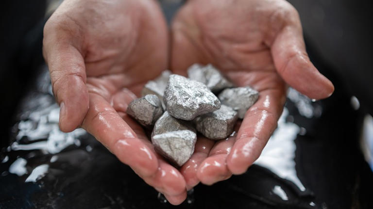How much platinum is inside a car's catalytic converter?