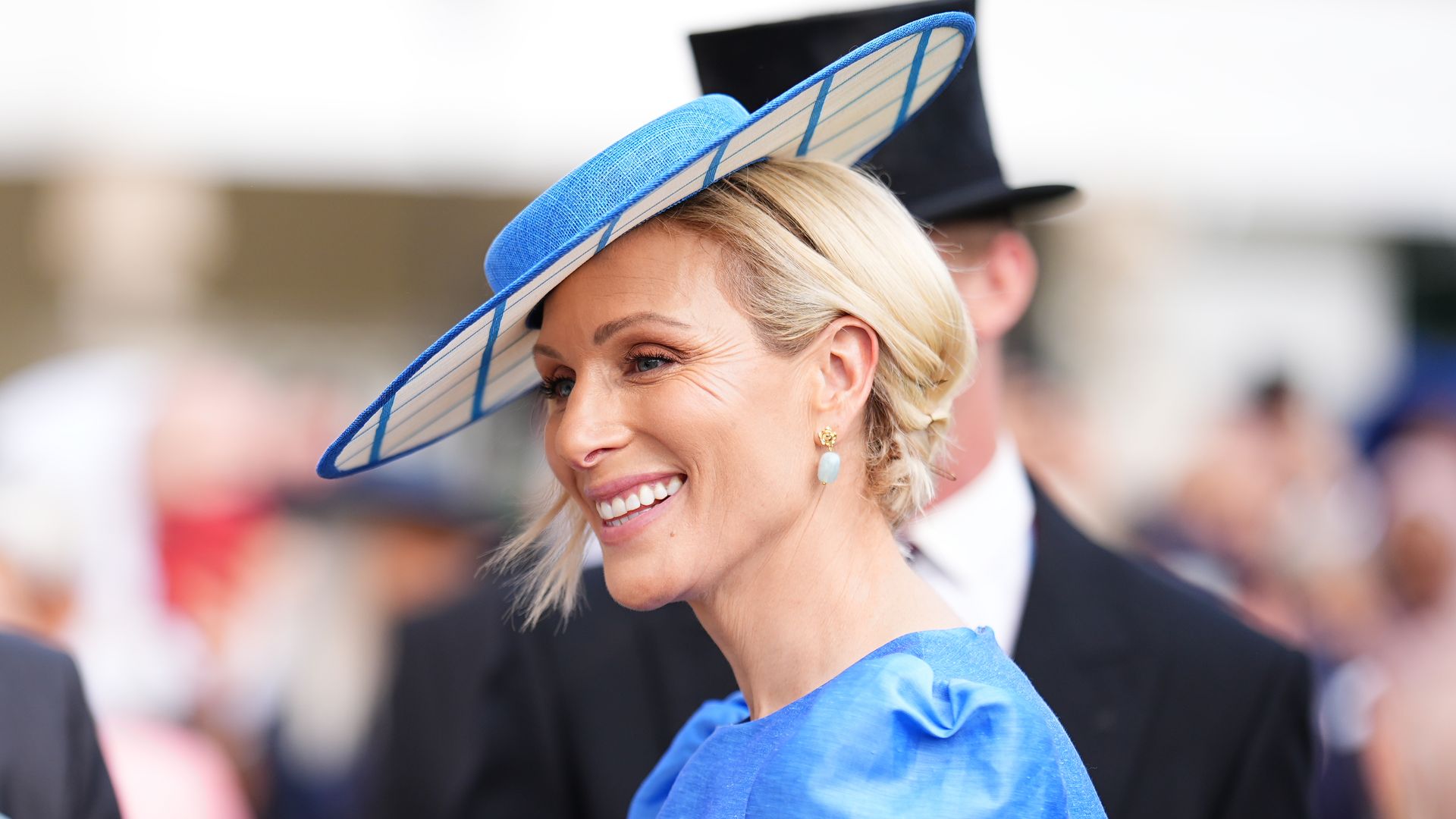 Zara Tindall reaparece de azul royal con vestido de lino y un tocado ...